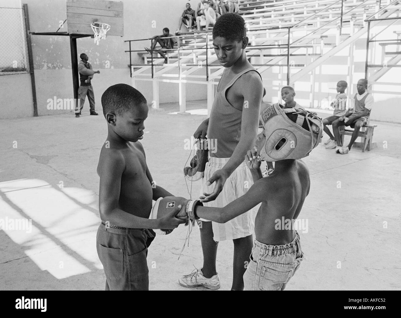 School boys boxing hi-res stock photography and images - Alamy