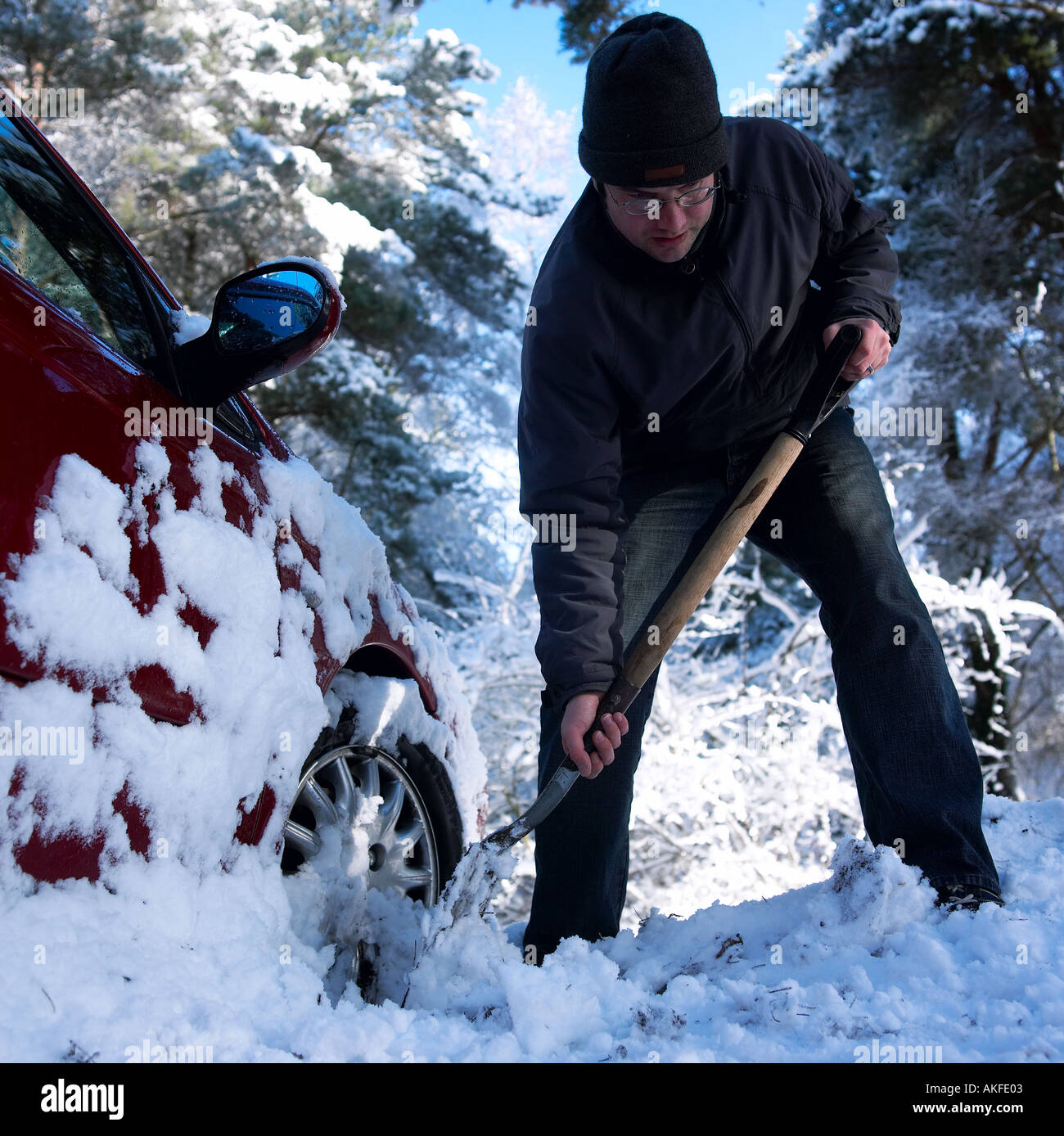 Driver clearing his car of snow Stock Photo - Alamy