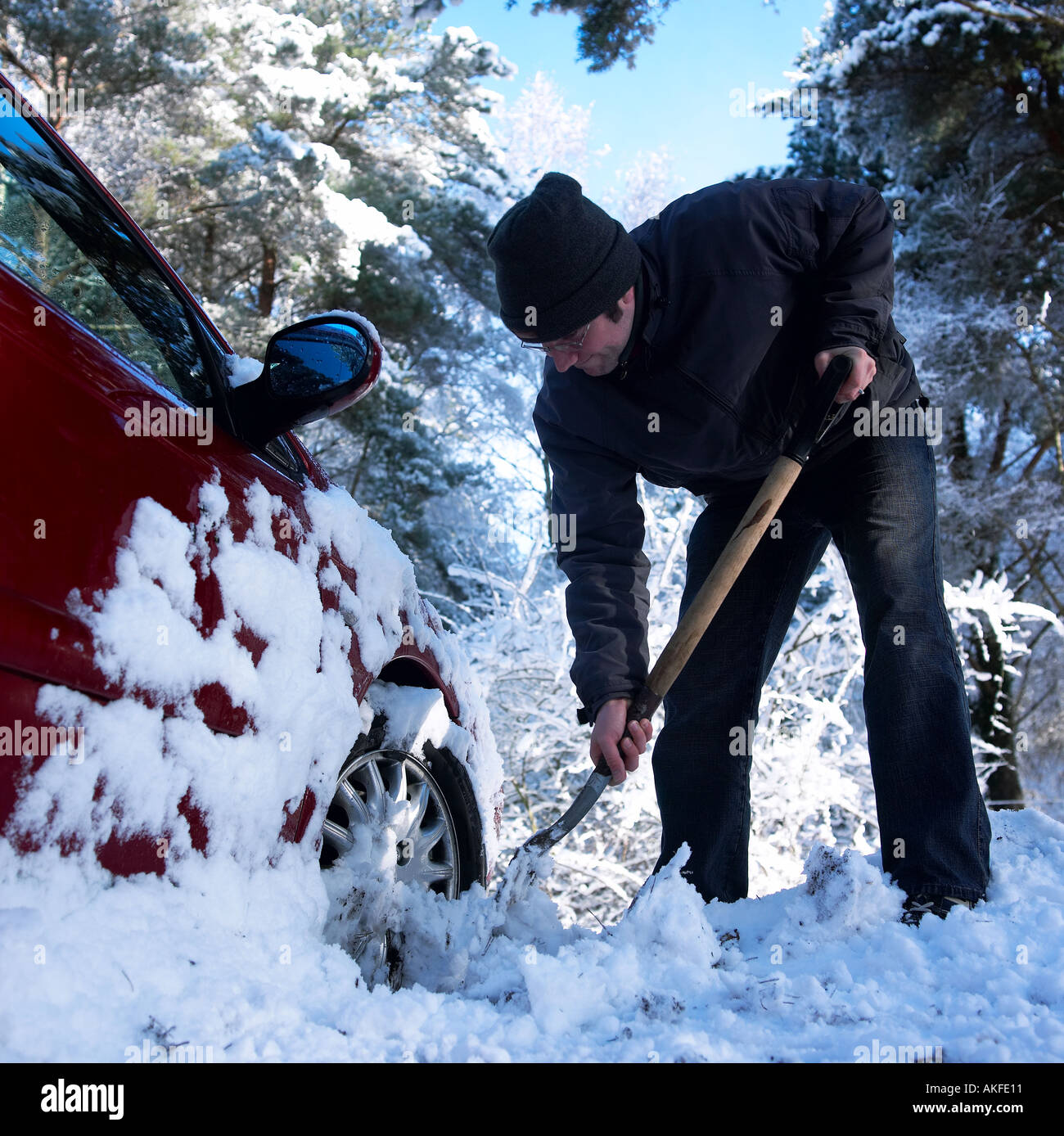 Driver clearing his car of snow Stock Photo - Alamy