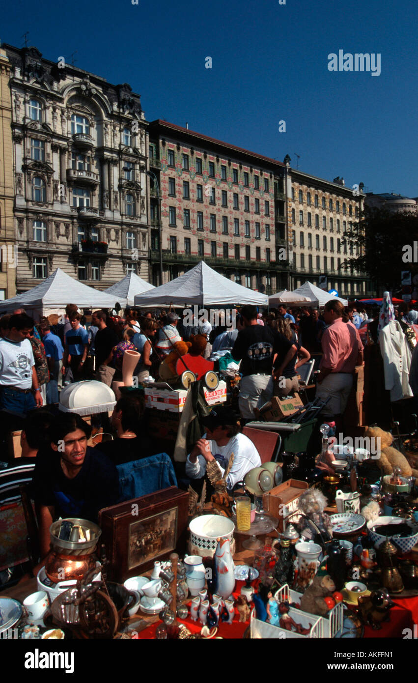 Flea market flohmarkt naschmarkt vienna hi-res stock photography and ...