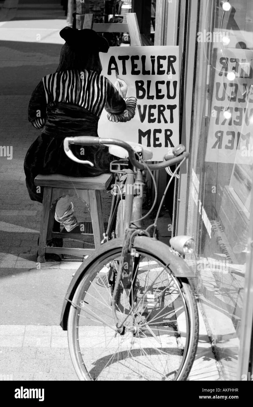 Street cut-out of an artist sign painting Stock Photo - Alamy
