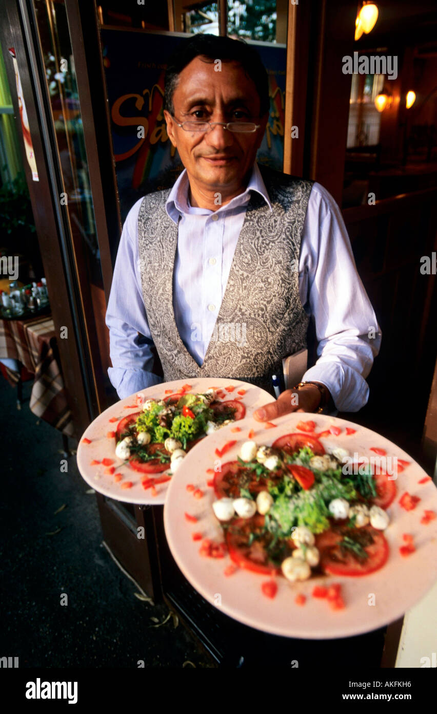 Österreich, Wien,Kellner 'Herr Milos' vor Lokal im Resselpark am ...