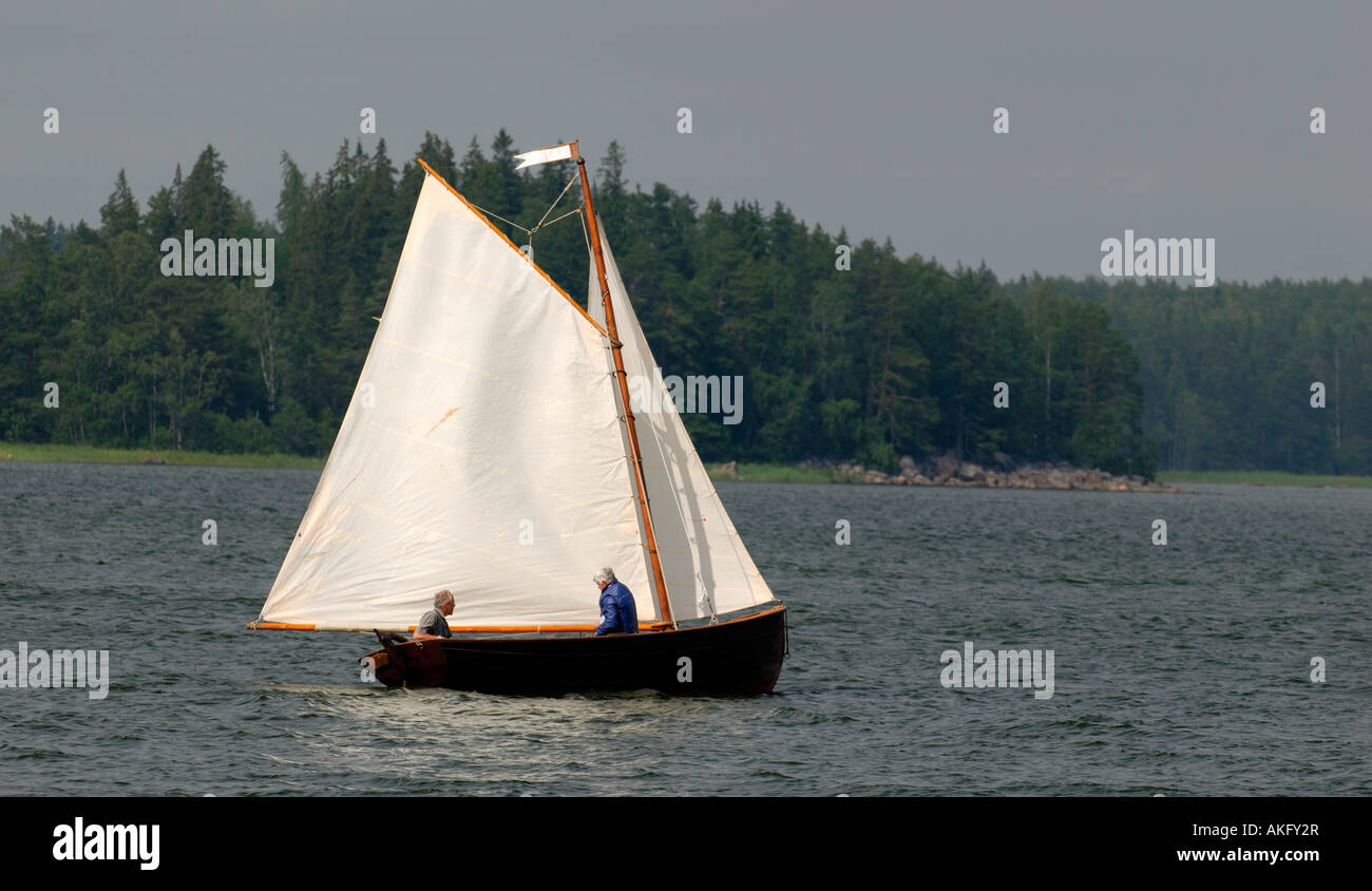 Old fashioned sailing boat hi-res stock photography and images - Alamy