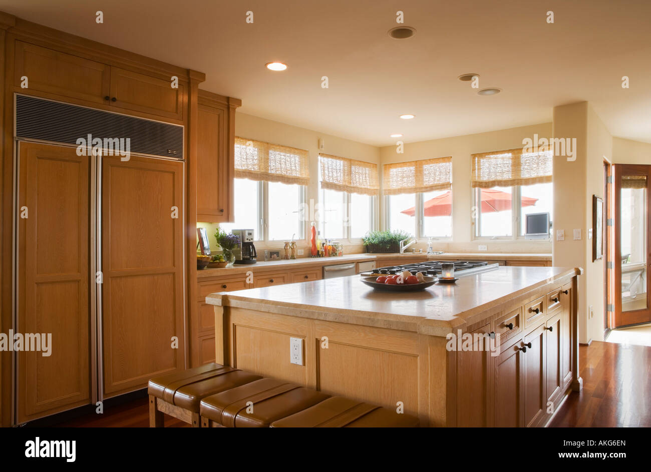 Image of contemporary kitchen with island Stock Photo - Alamy