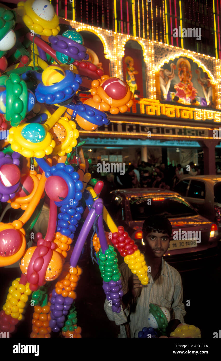 Indian boy selling balloons hi-res stock photography and images - Alamy