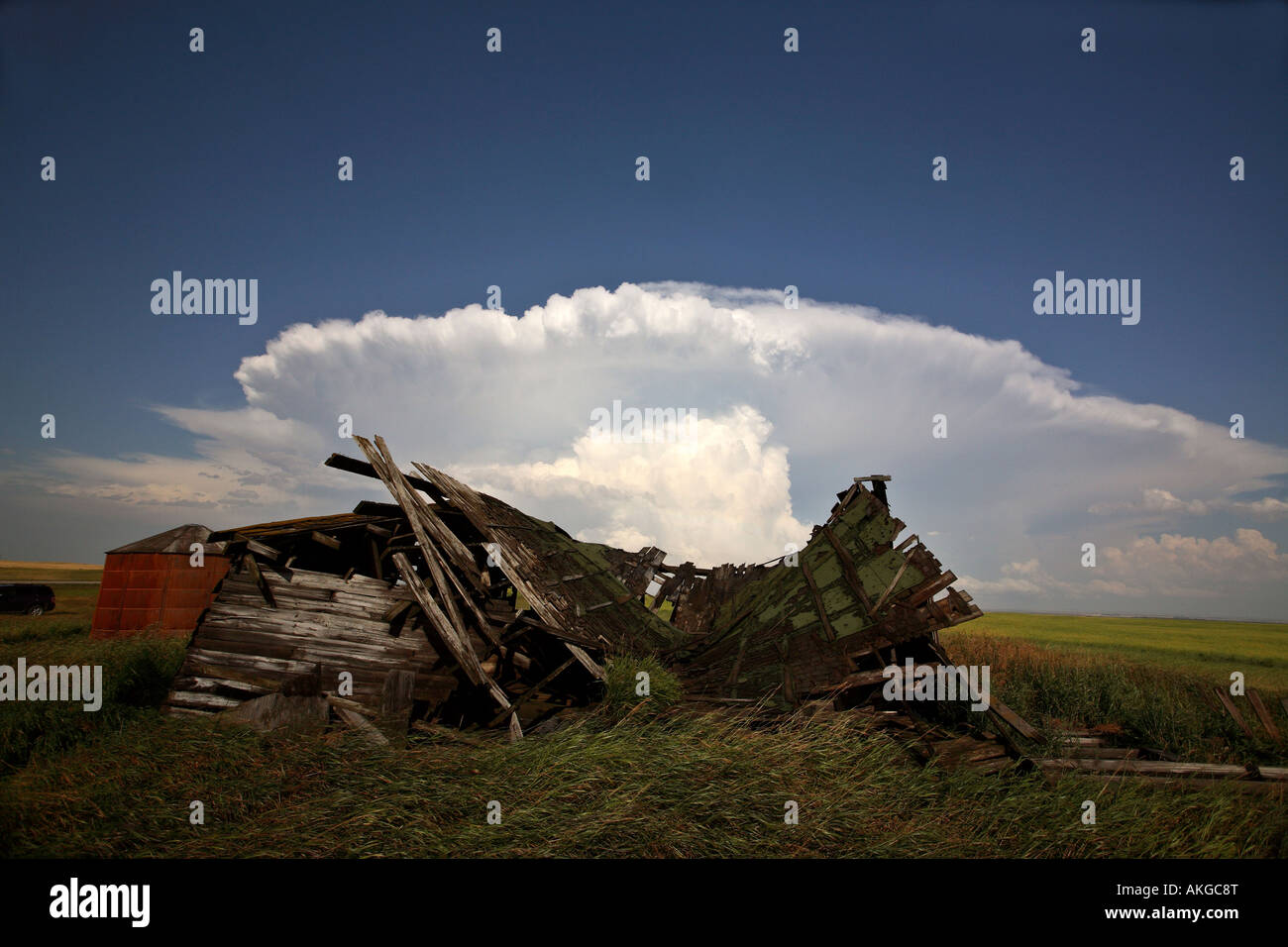 Collapsed building with Cumulonimbus clouds in background Stock Photo ...