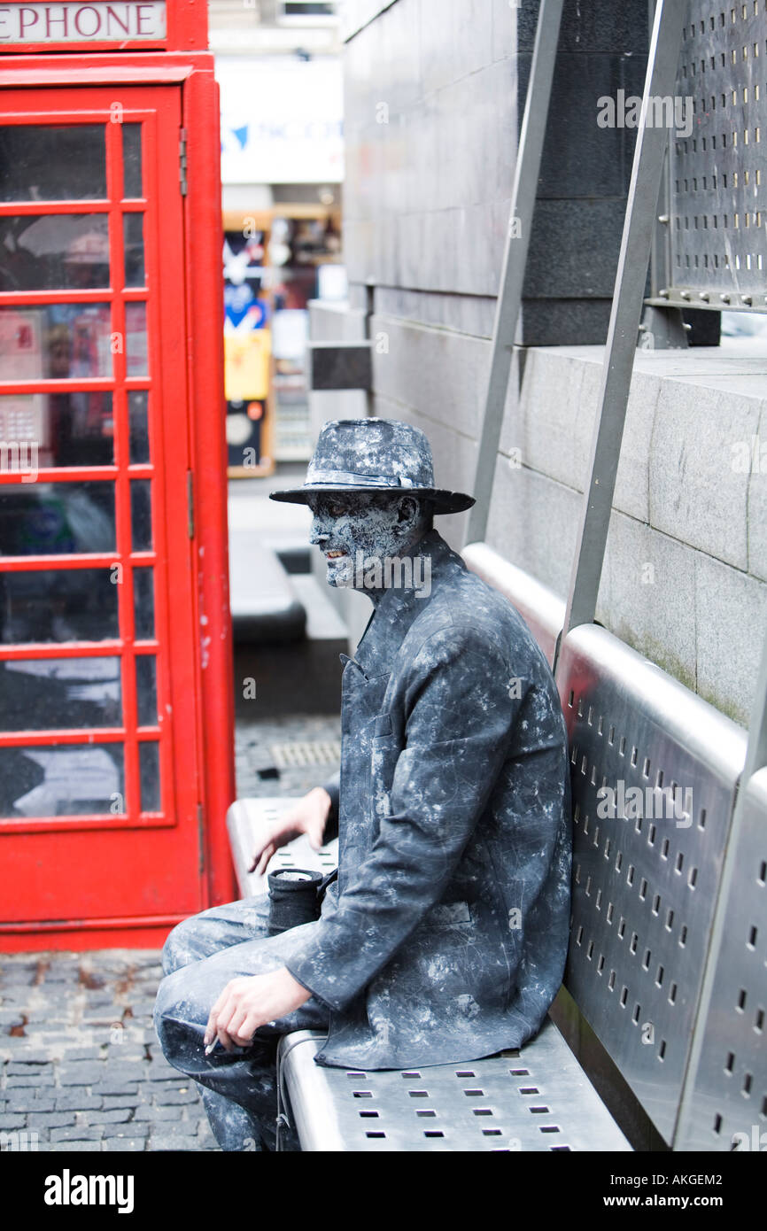 Human statue takes a break during Edinburgh Festival Fringe Stock Photo ...