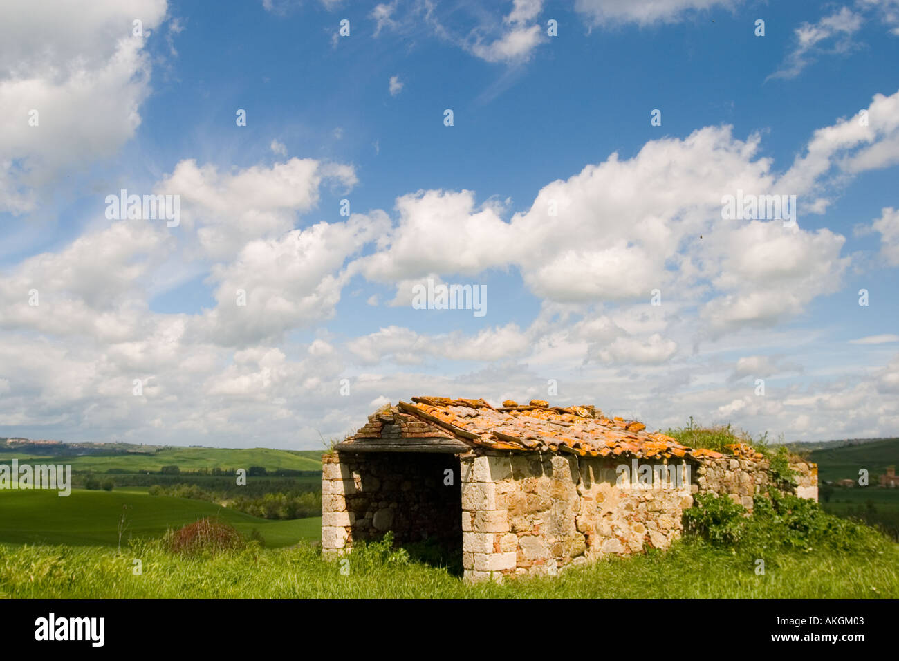 Abandoned barm in Tuscany Stock Photo - Alamy