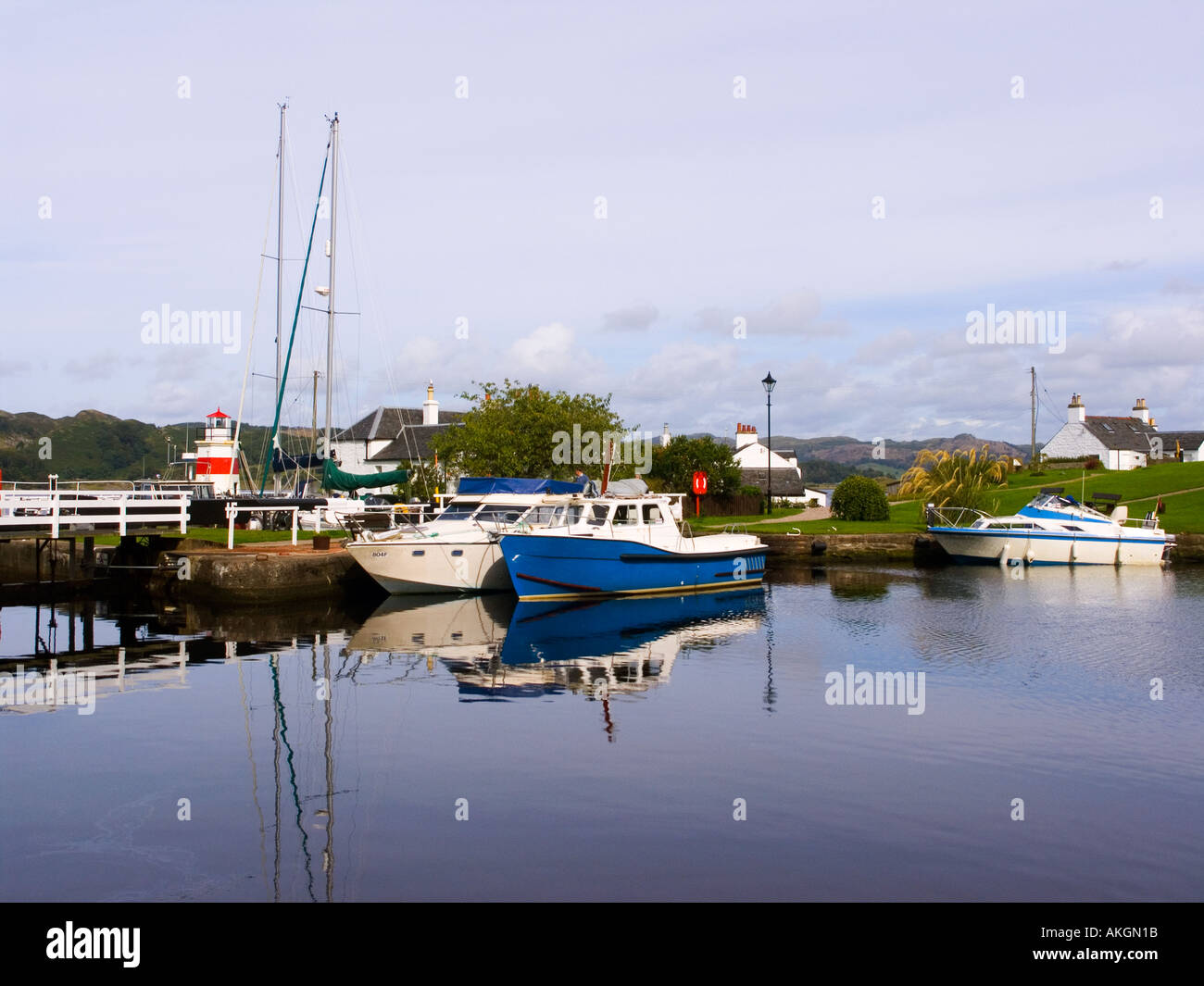Crinan harbour boats hi-res stock photography and images - Alamy