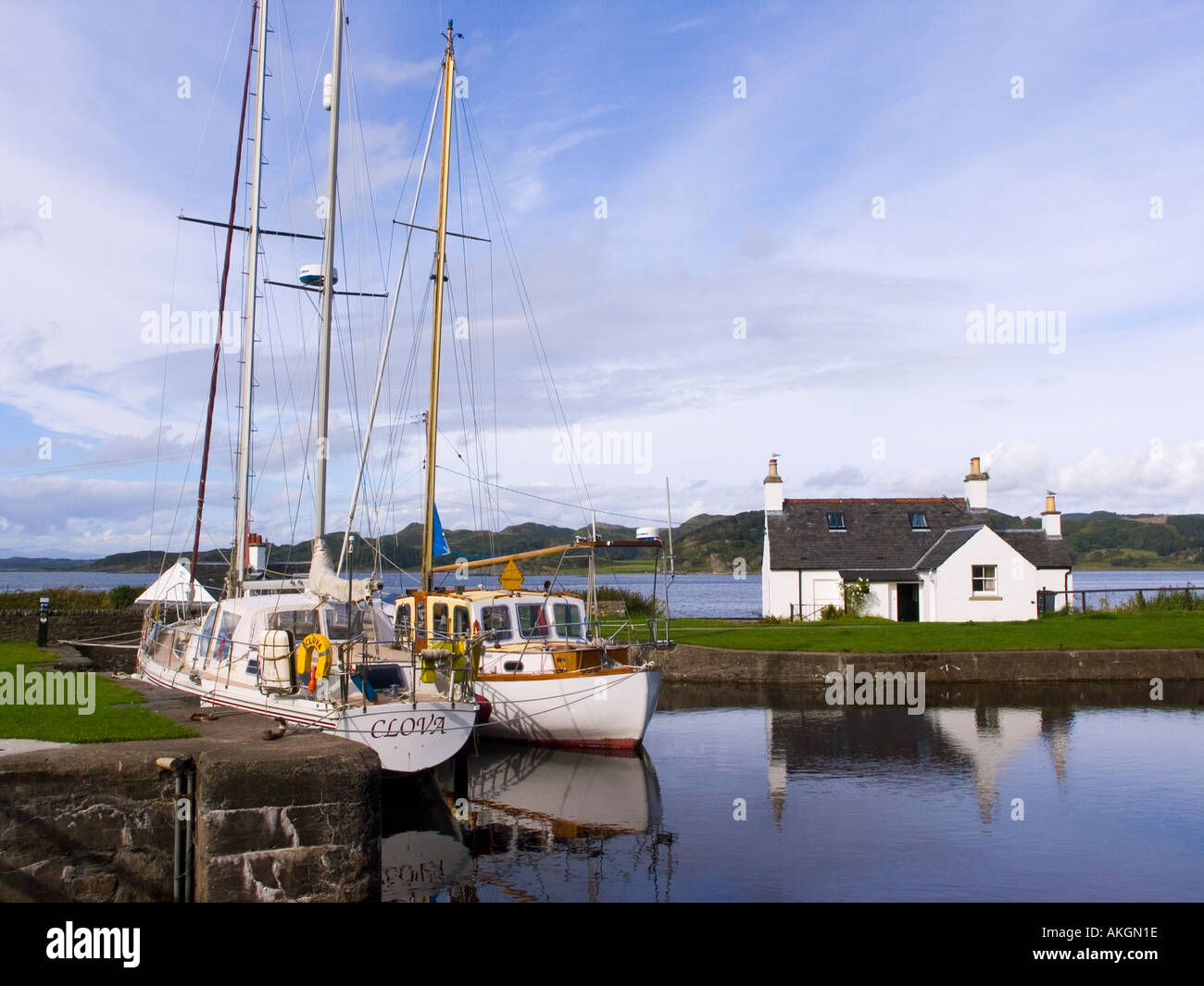 Crinan harbour boats hi-res stock photography and images - Alamy