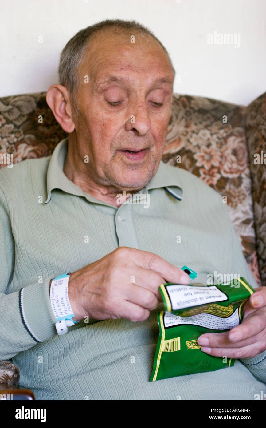 Patient about to roll up a cigarette Stock Photo - Alamy