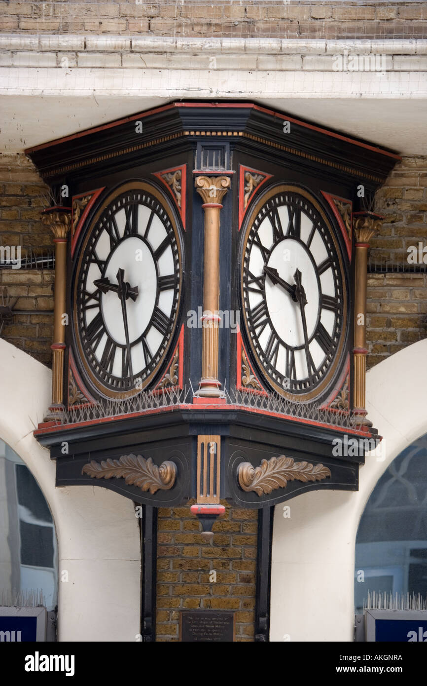 Station clock london hi-res stock photography and images - Alamy