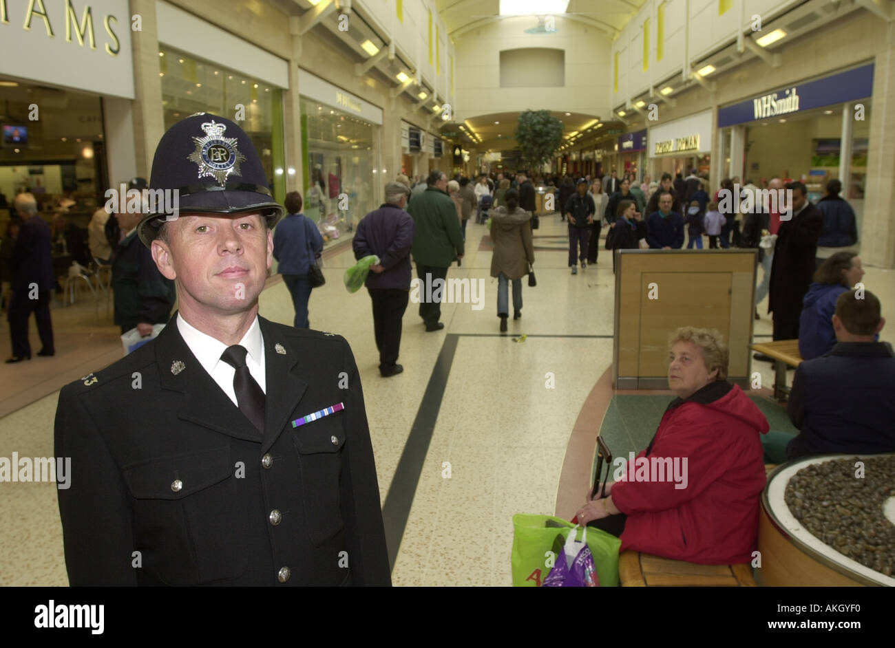 Police officer on patrol in the Arndale centre Luton Bedfordshire UK ...