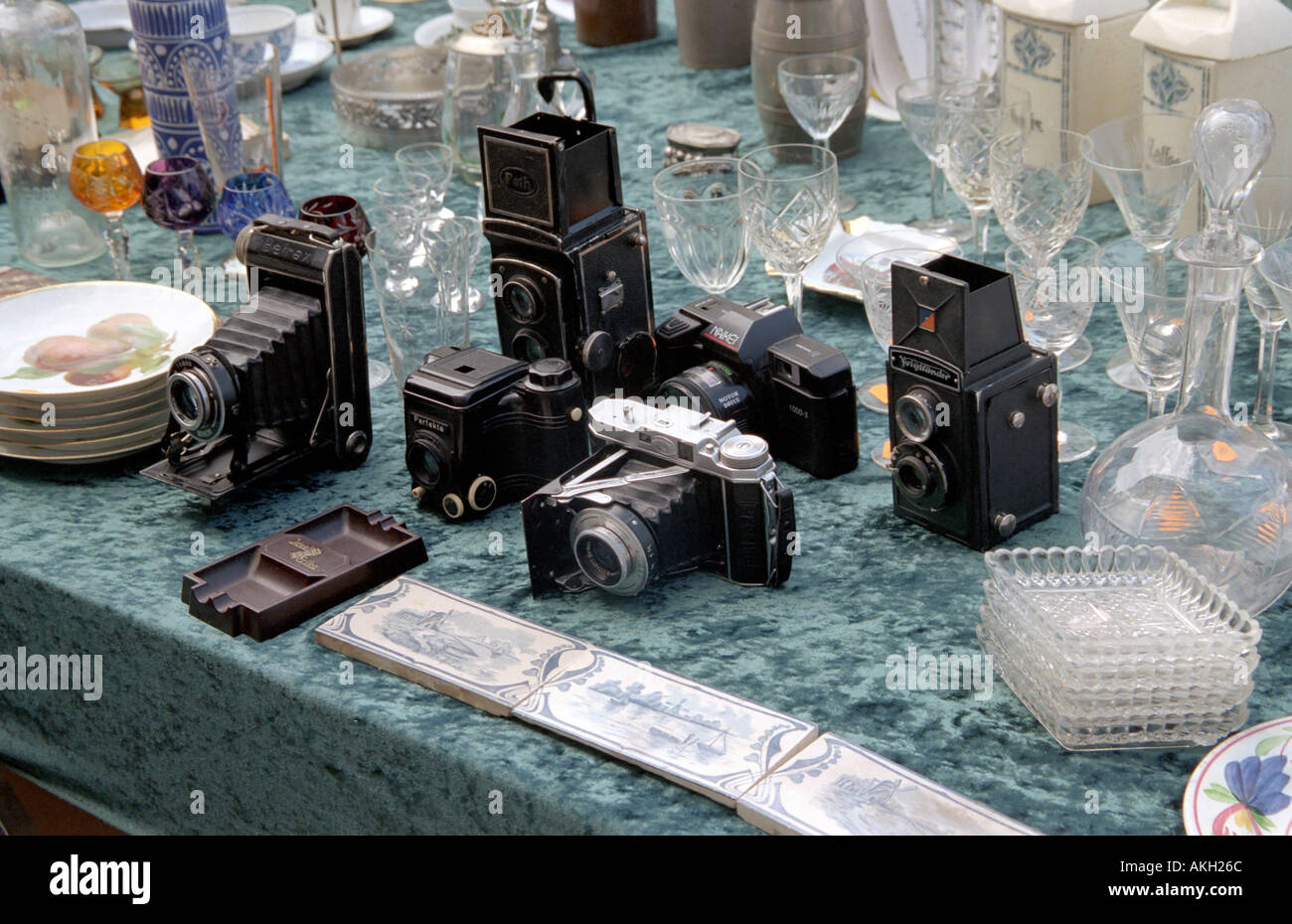Oldies cameras hi-res stock photography and images - Alamy