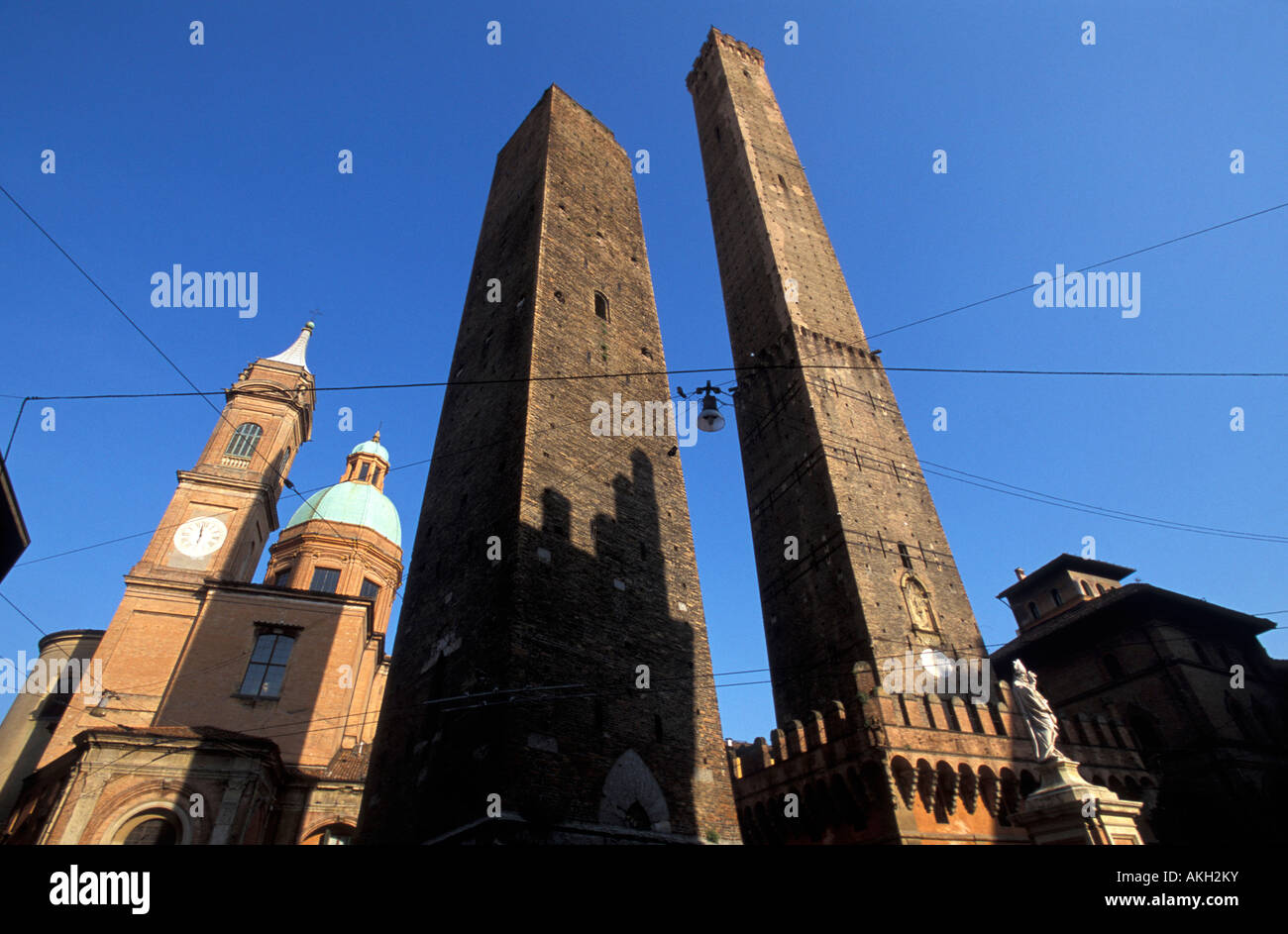 Asinelli and Garisenda towers, Bologna, Emilia Romagna, Italy Stock ...