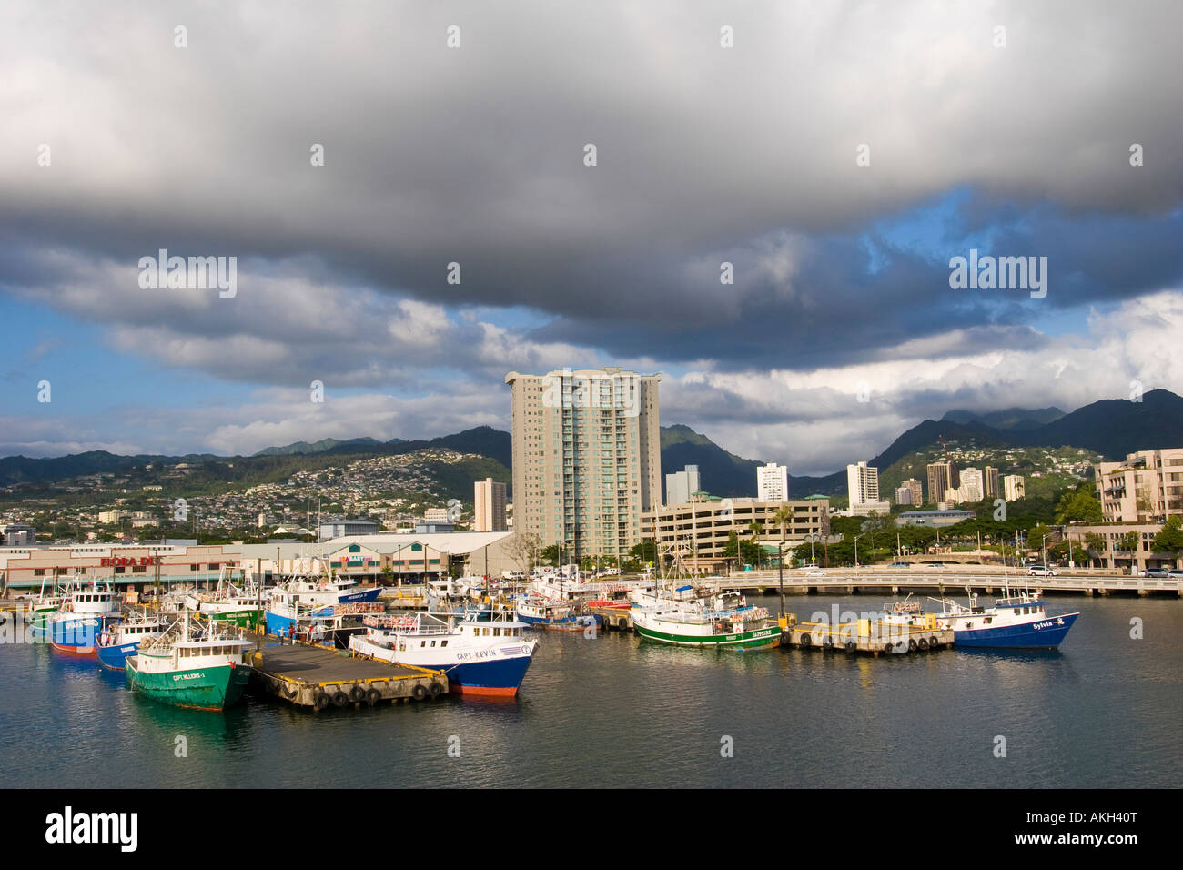 Boats docked at marina in Honolulu Harbor with hills of Honolulu Hawaii ...