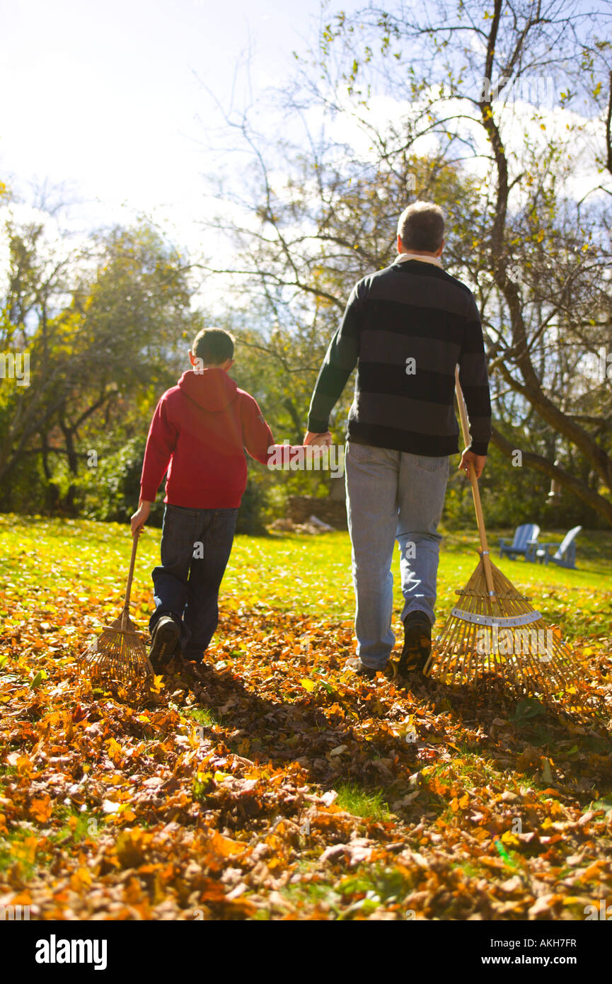 Raking leaves family hi-res stock photography and images - Alamy