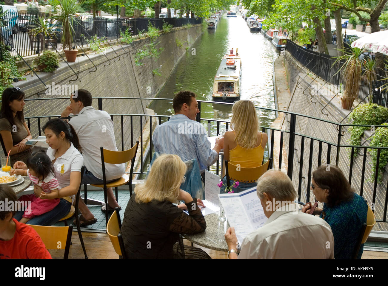 Cafe Laville in Little Venice which over looks the Regents Canal Stock ...