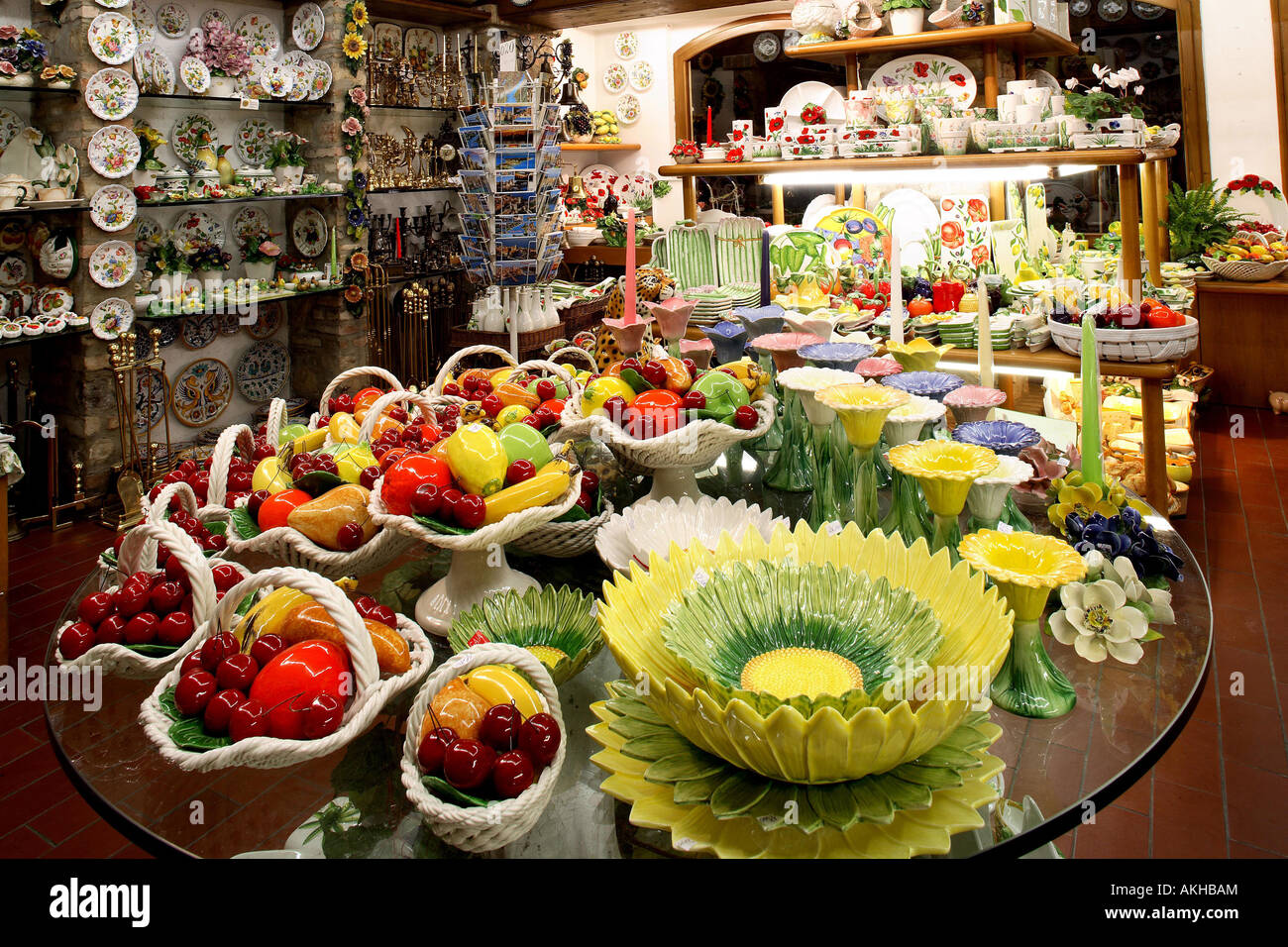Oggetti Tradizionali Italiani ceramics shop, Sirmione, Lombardy, Italy ...