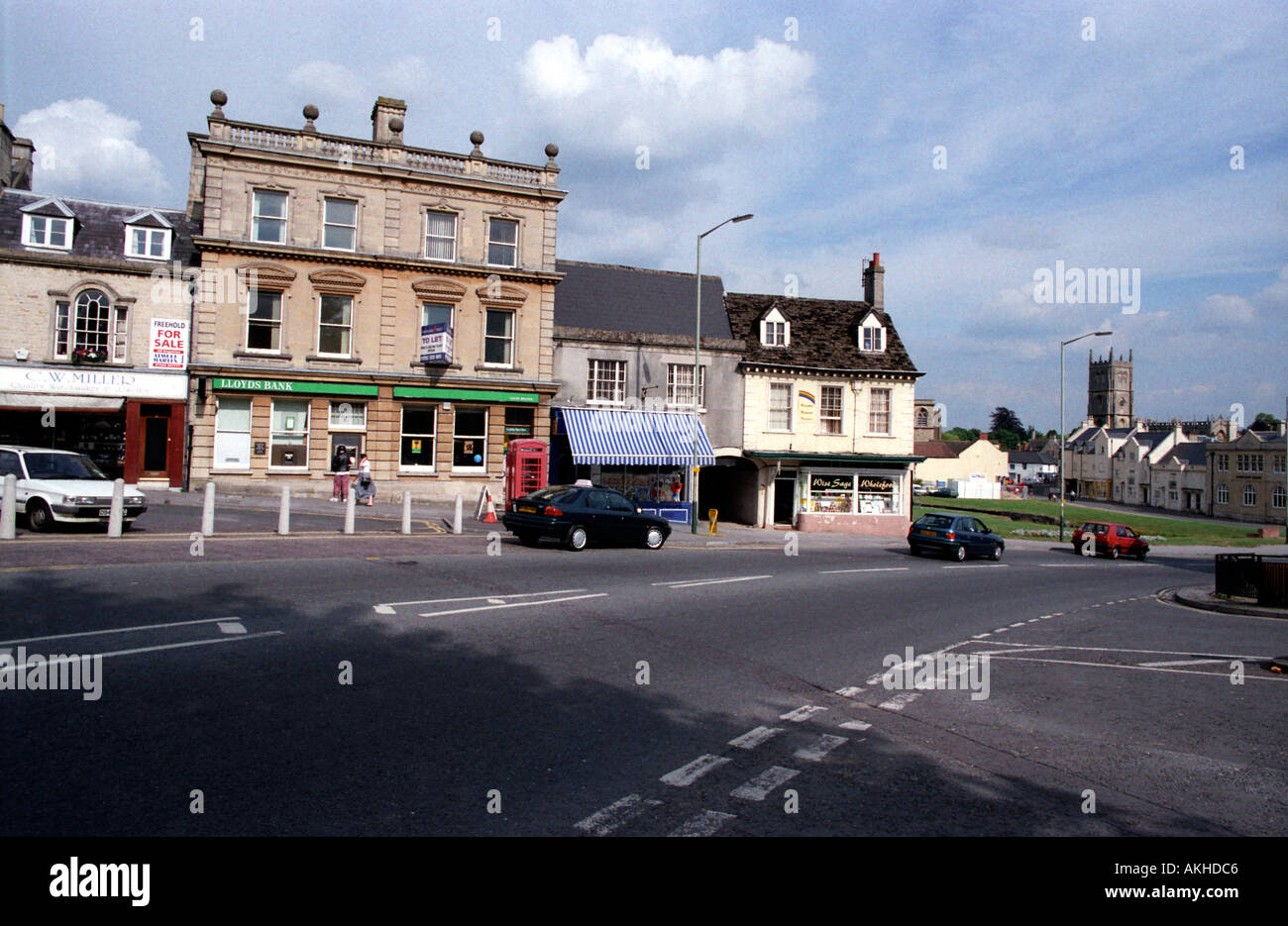 Shops in english historic high street hi-res stock photography and ...