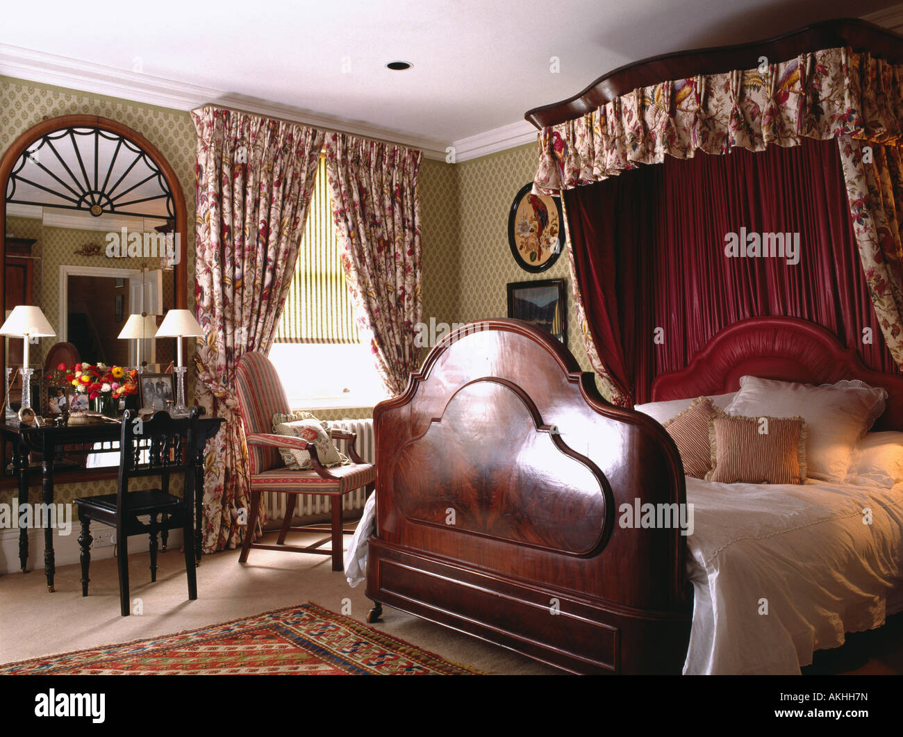 Half tester bed hi-res stock photography and images - Alamy