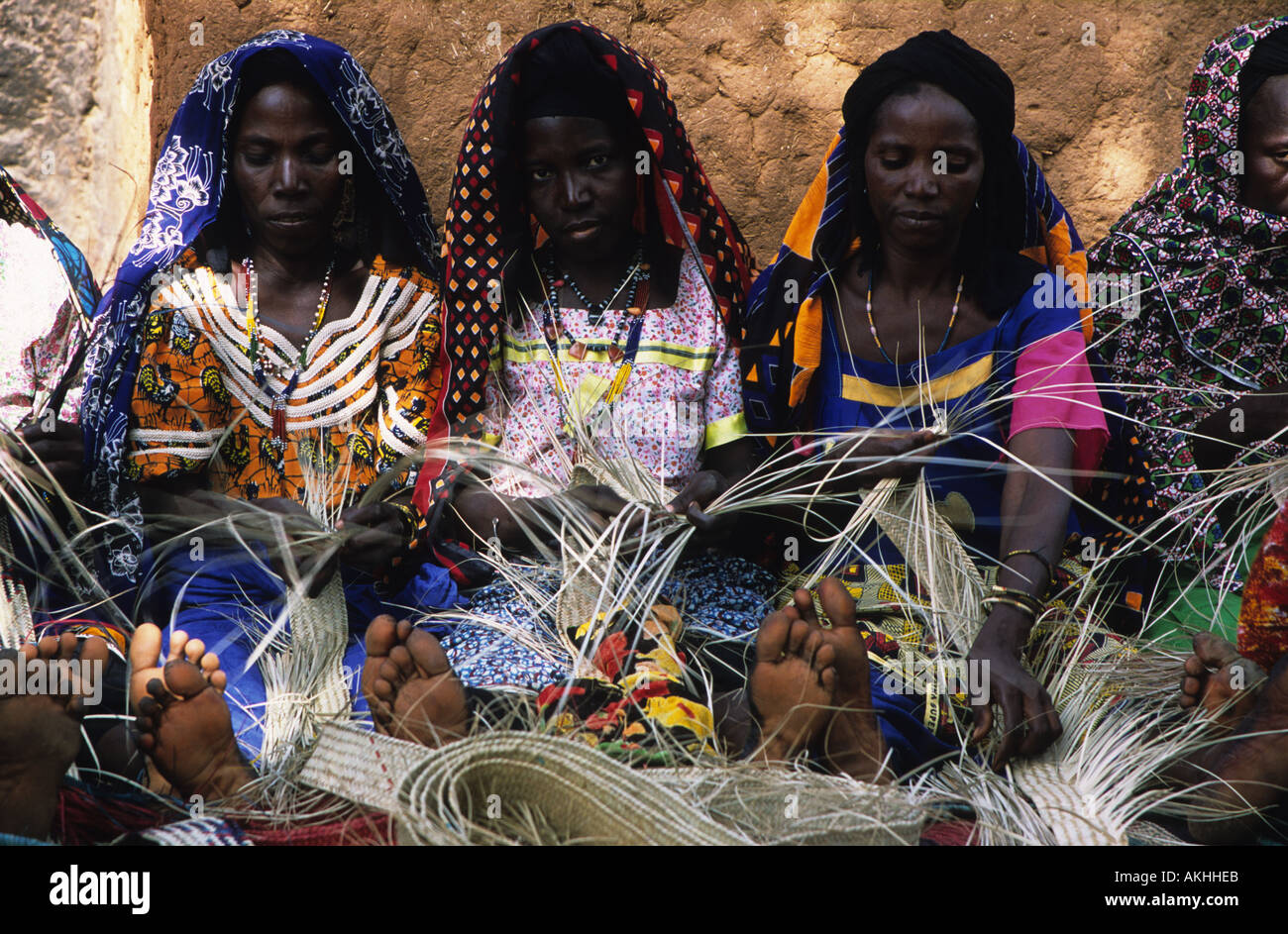 Three women weaving mats, near Tahoua, Niger, West Africa Stock Photo ...