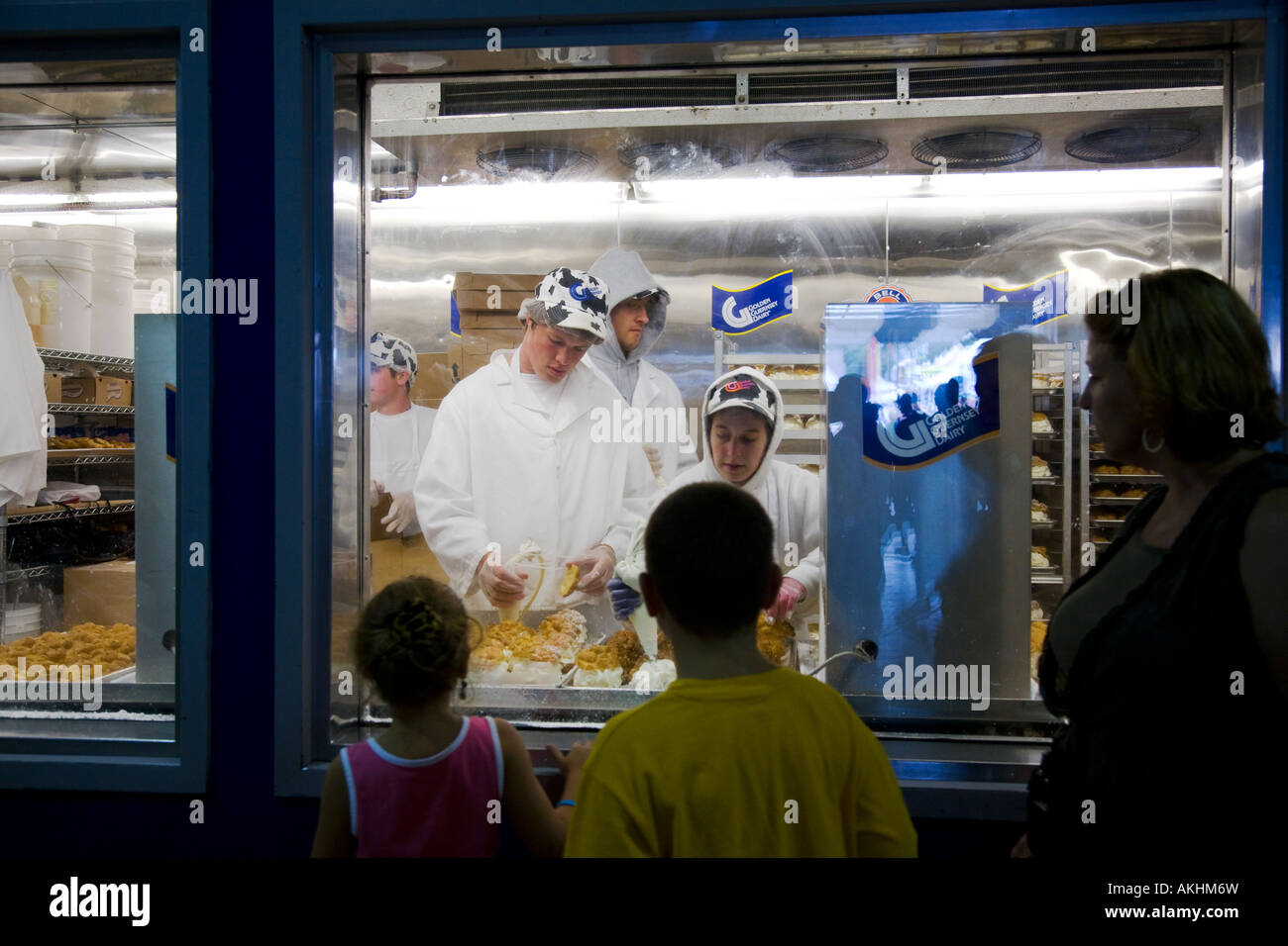 Making cream puffs hi-res stock photography and images - Alamy