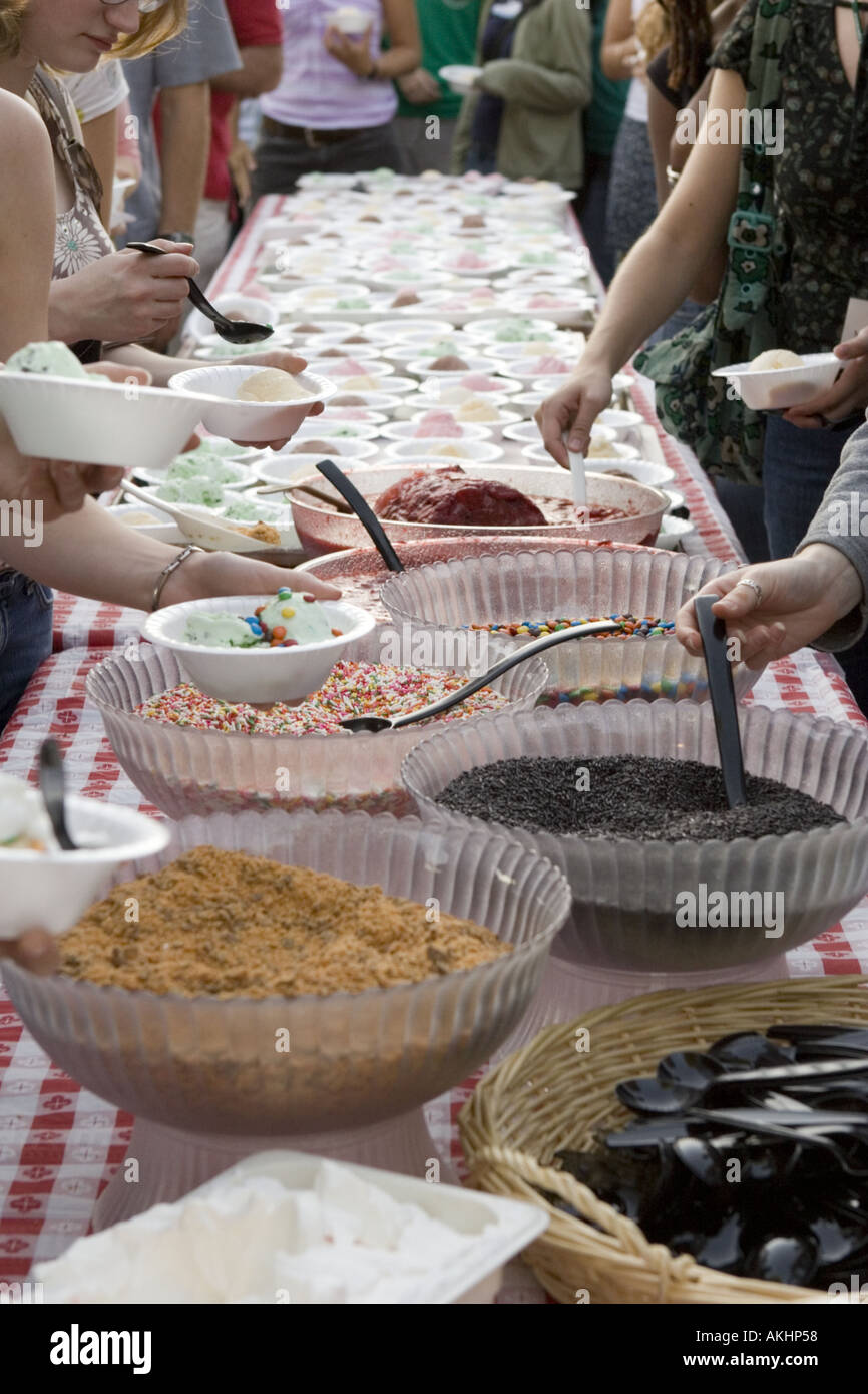 Crowding around table hi-res stock photography and images - Alamy