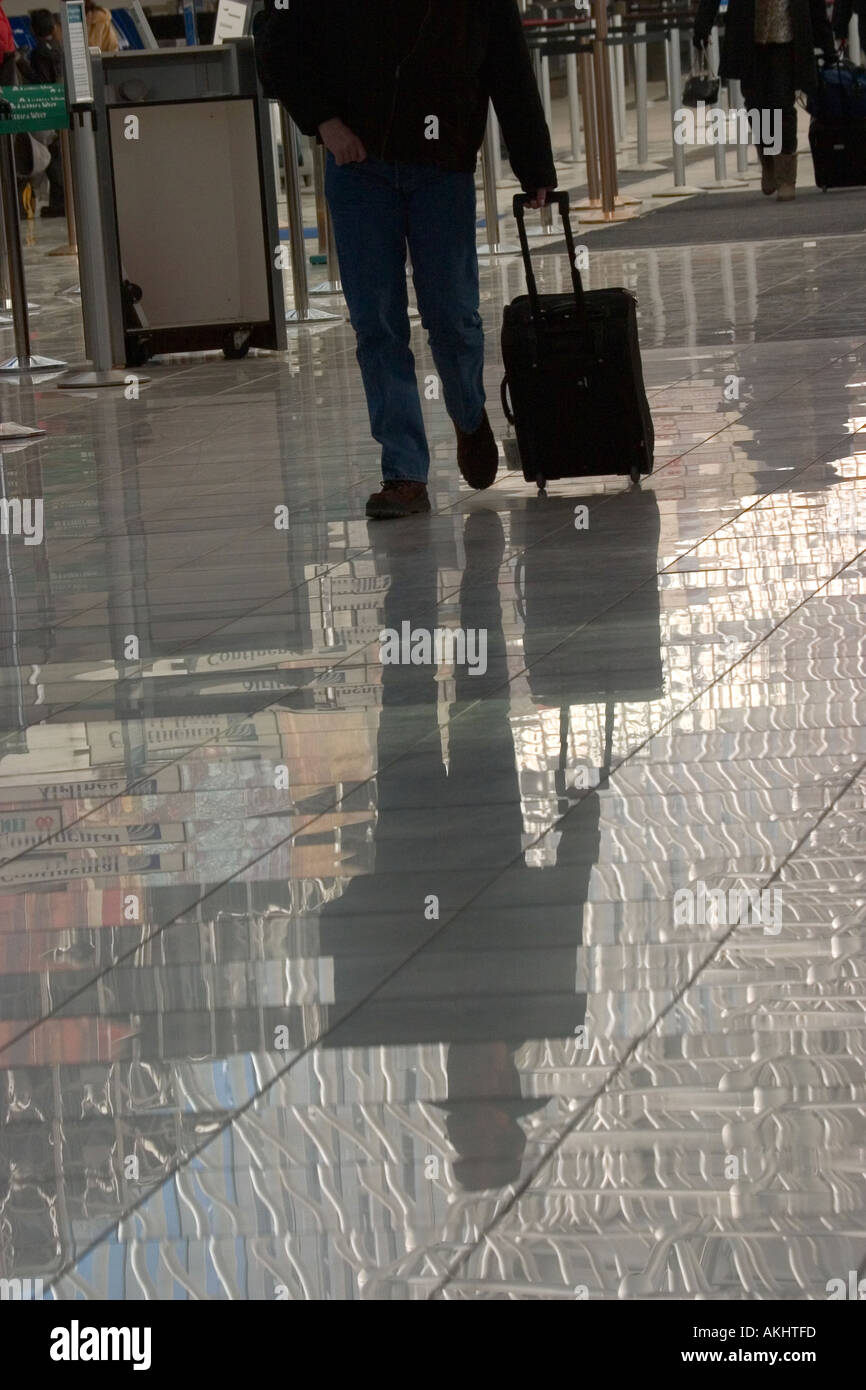 Rushing through an airport hi-res stock photography and images - Alamy