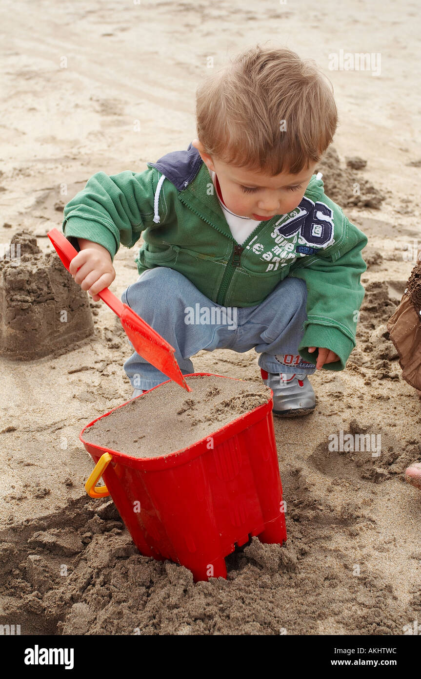 Child filling bucket hi-res stock photography and images - Alamy