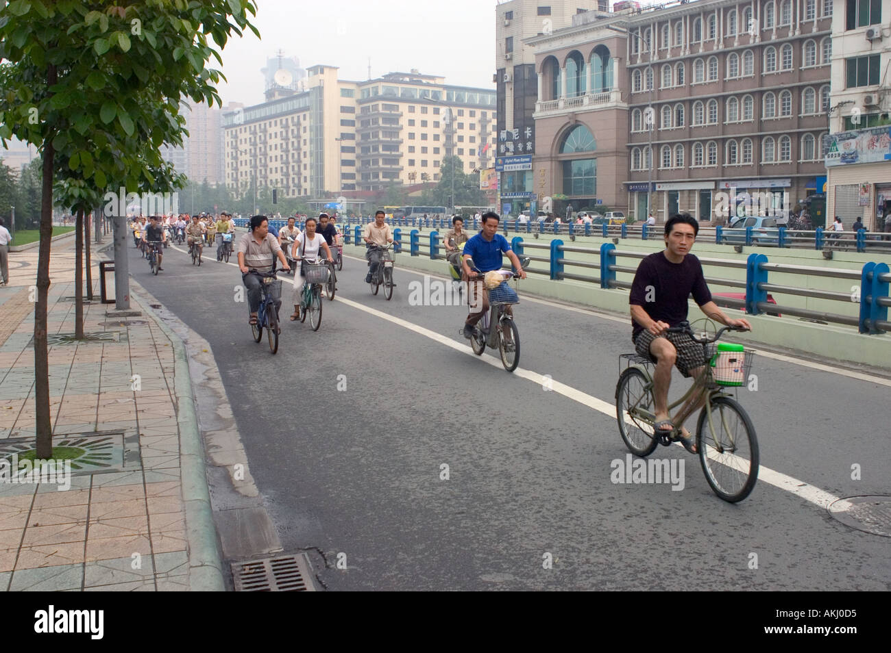 Chinese commuters riding bicycles hi-res stock photography and images ...