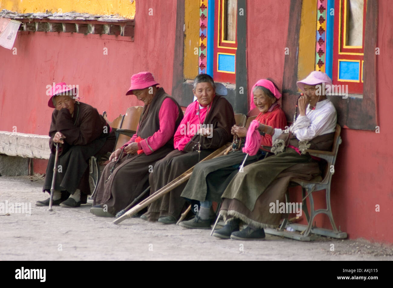 Old chinese sitting on a bench hi-res stock photography and images - Alamy