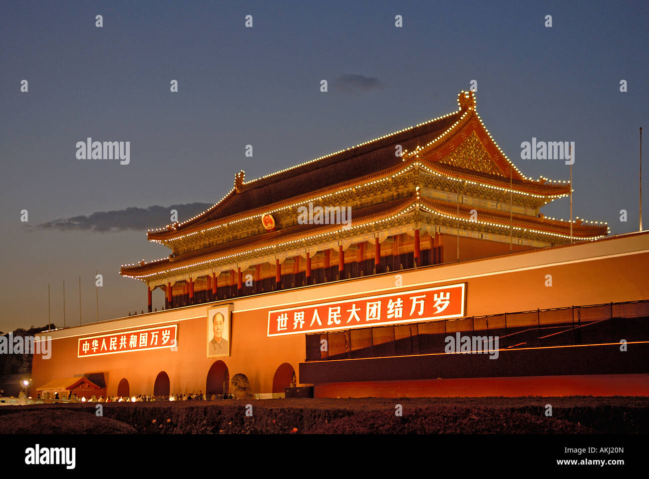 Tourists tiananmen square beijing hi-res stock photography and images ...