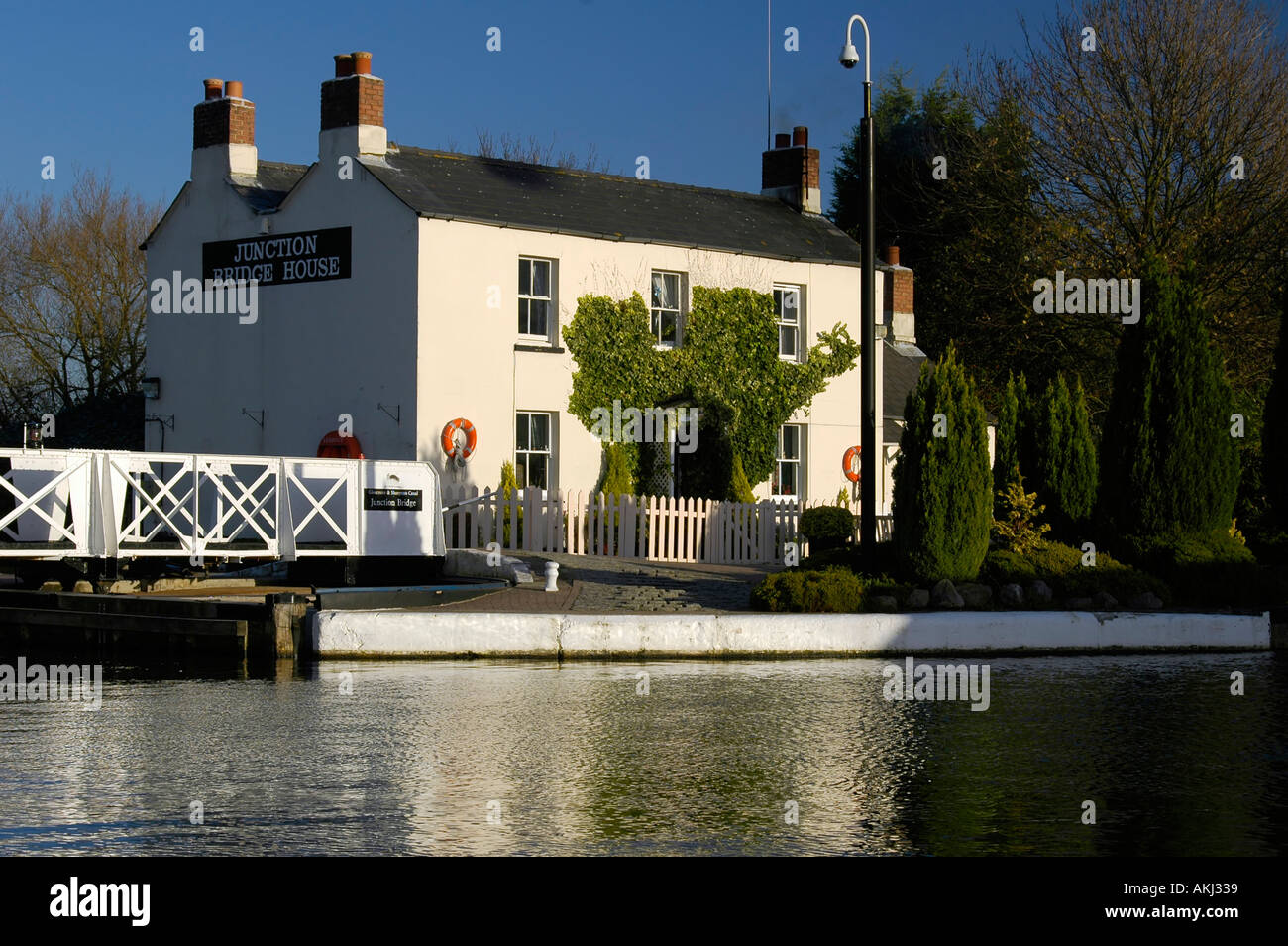 Junction Bridge House on the Gloucester Sharpness Canal Stock Photo - Alamy