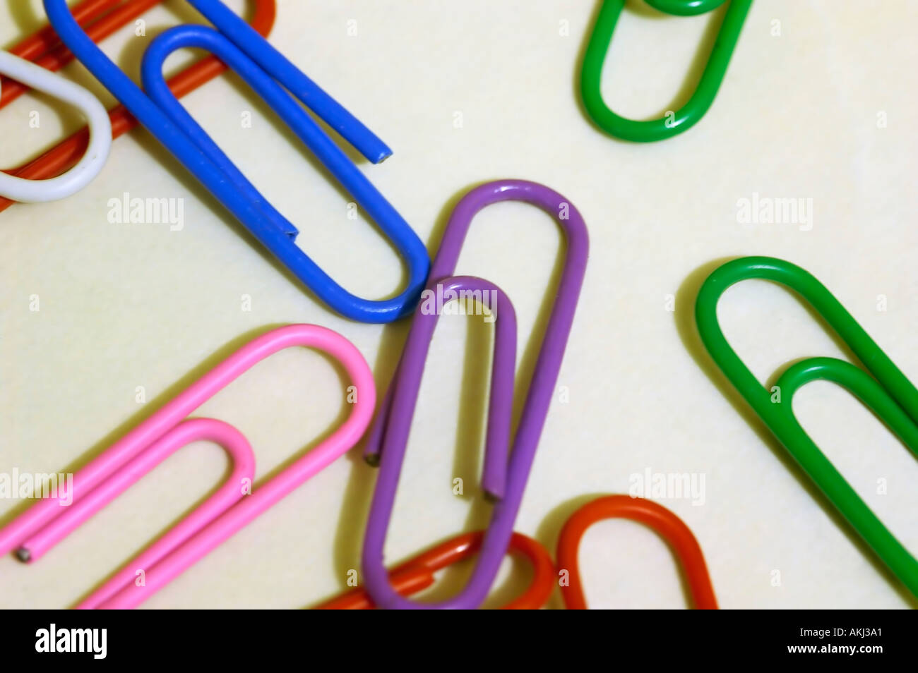 Purple paperclips hi-res stock photography and images - Alamy