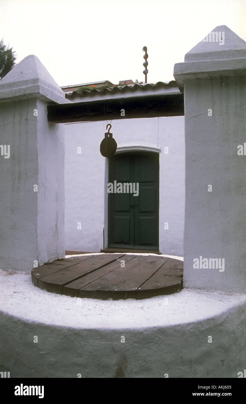 Colonial water well hi-res stock photography and images - Alamy