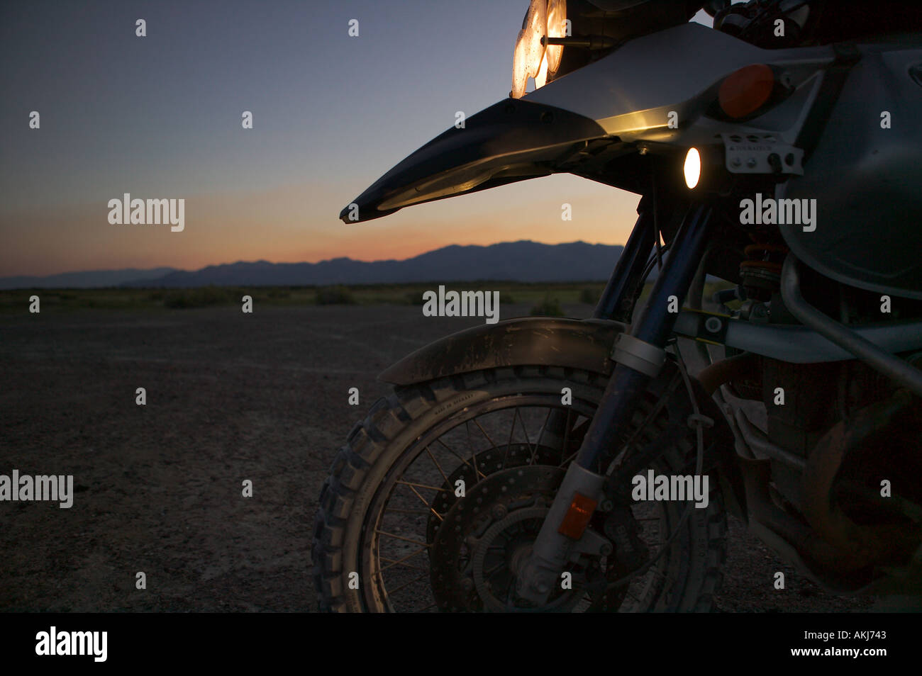 Headlights night desert hi-res stock photography and images - Alamy