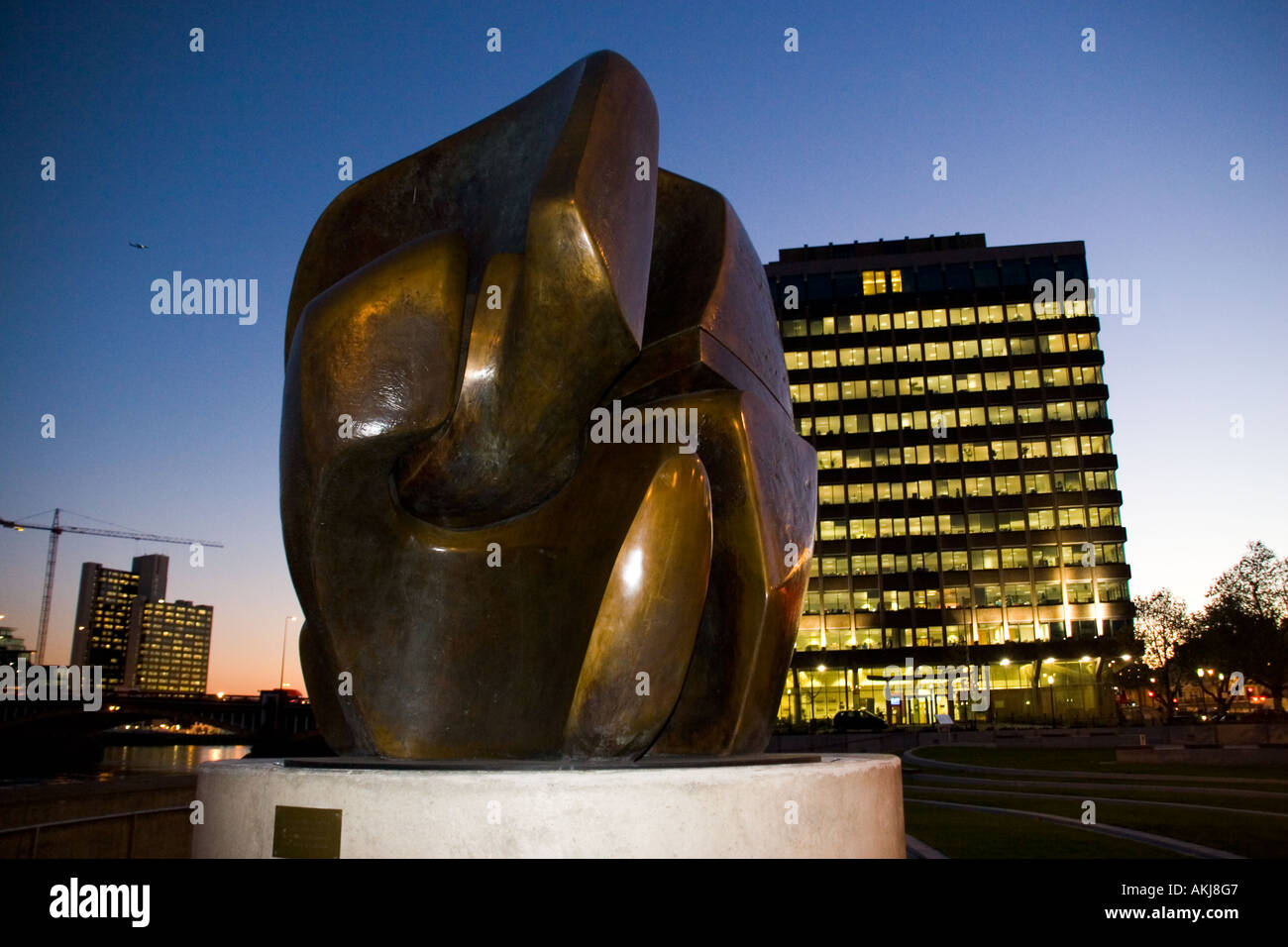 Metal statue henry moore hi-res stock photography and images - Alamy