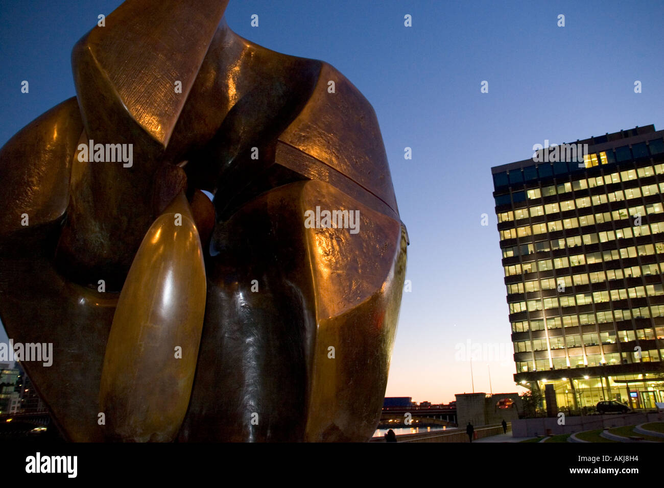 Henry Moore Metal Bronze Sculpture Stock Photos & Henry Moore Metal ...