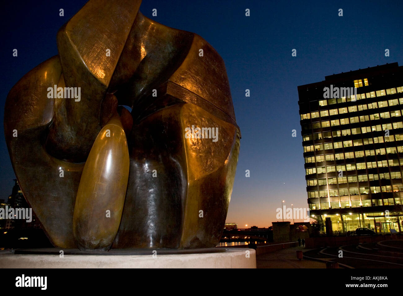 Henry Moore Metal Bronze Sculpture Stock Photos & Henry Moore Metal ...