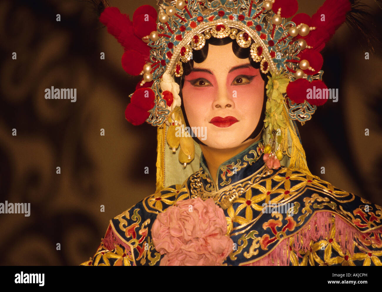 Traditional Peking Opera performer/singer on stage at the Li Yuan ...