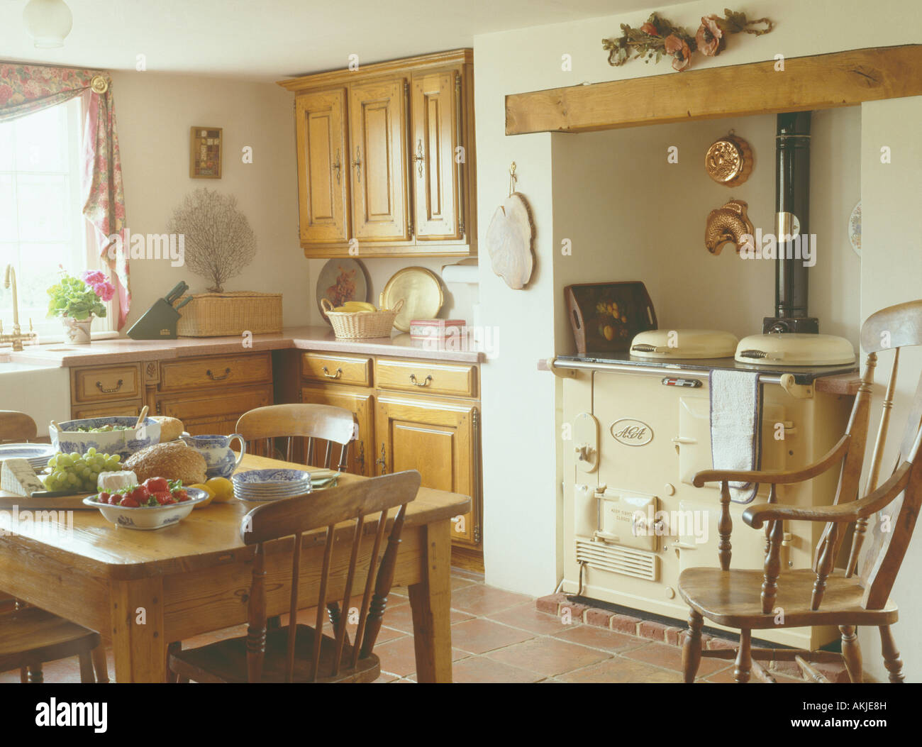 Cream aga in country kitchen hi-res stock photography and images - Alamy