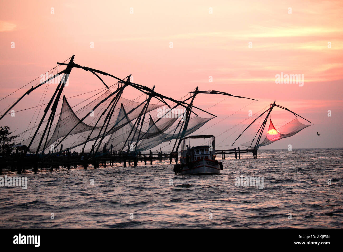 Inde, Kerala, Kochi, Chinese square fishing nets Stock Photo - Alamy