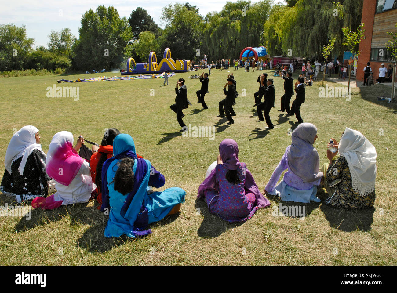 Pakistani dance hi-res stock photography and images - Alamy