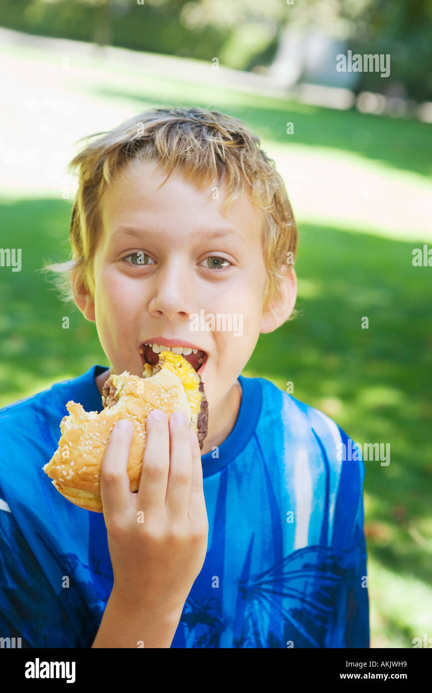 Happy kids eating sandwiches hi-res stock photography and images - Alamy