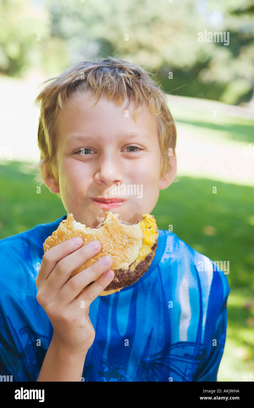 Happy kids eating sandwiches hi-res stock photography and images - Alamy