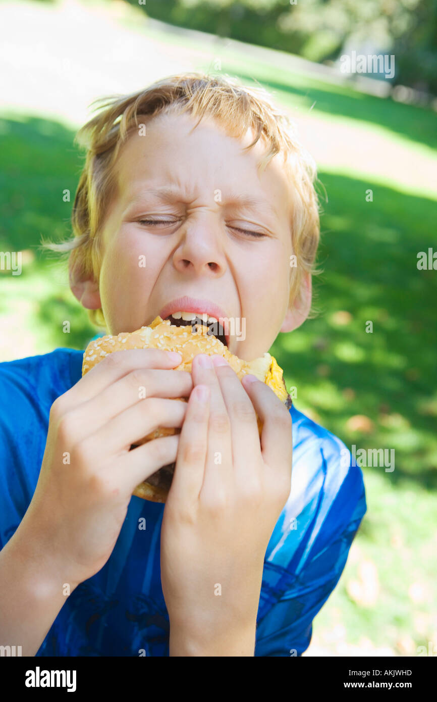 Happy kids eating sandwiches hi-res stock photography and images - Alamy