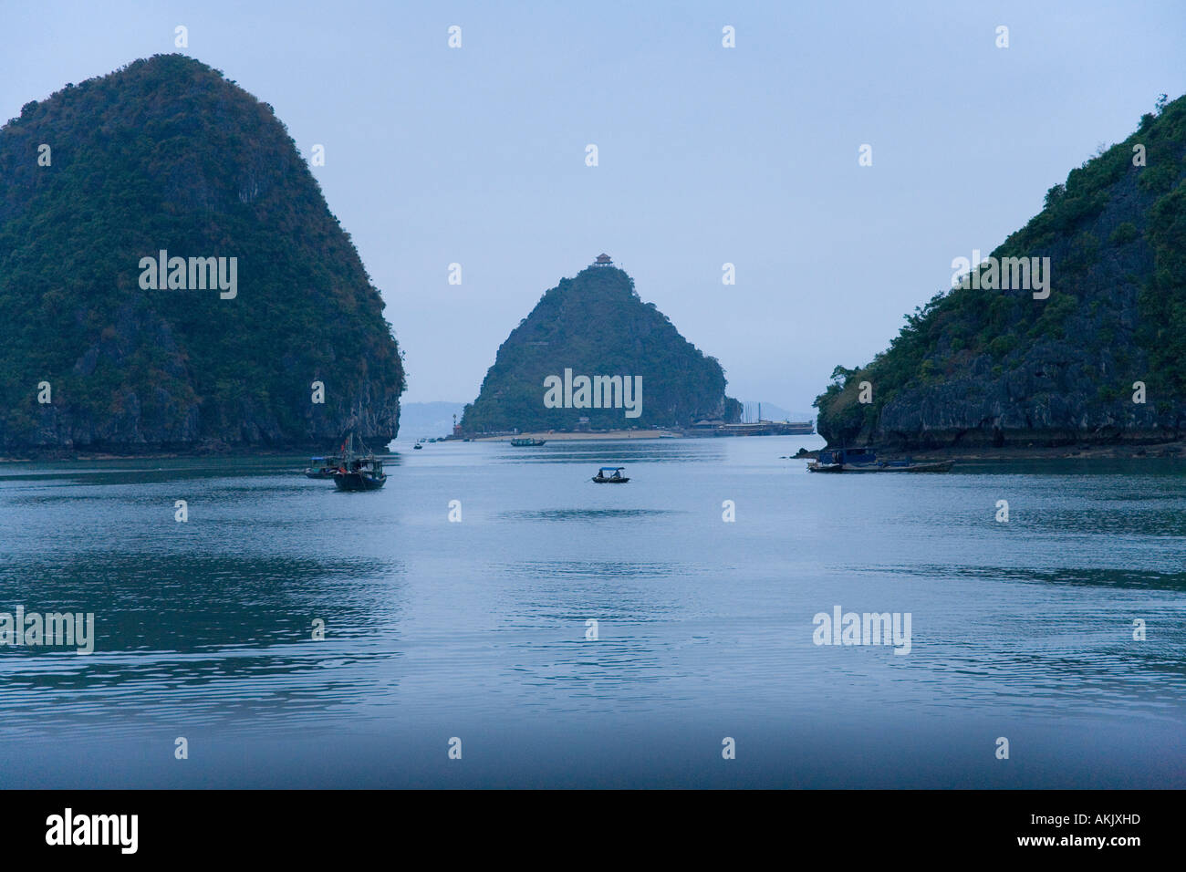 Boats and islands at dusk on Vietnamese bay Stock Photo - Alamy
