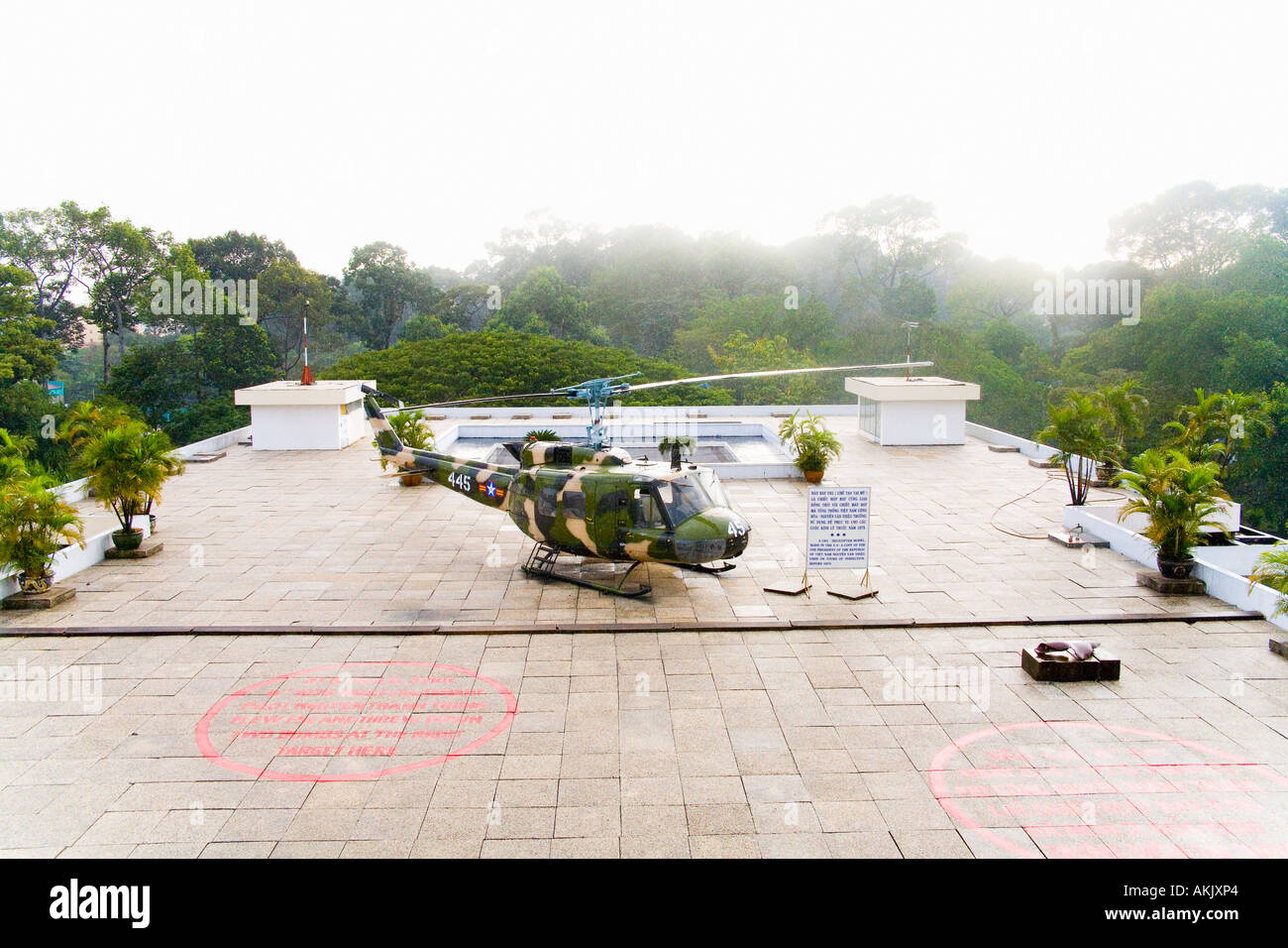 Helicopter on roof hi-res stock photography and images - Alamy