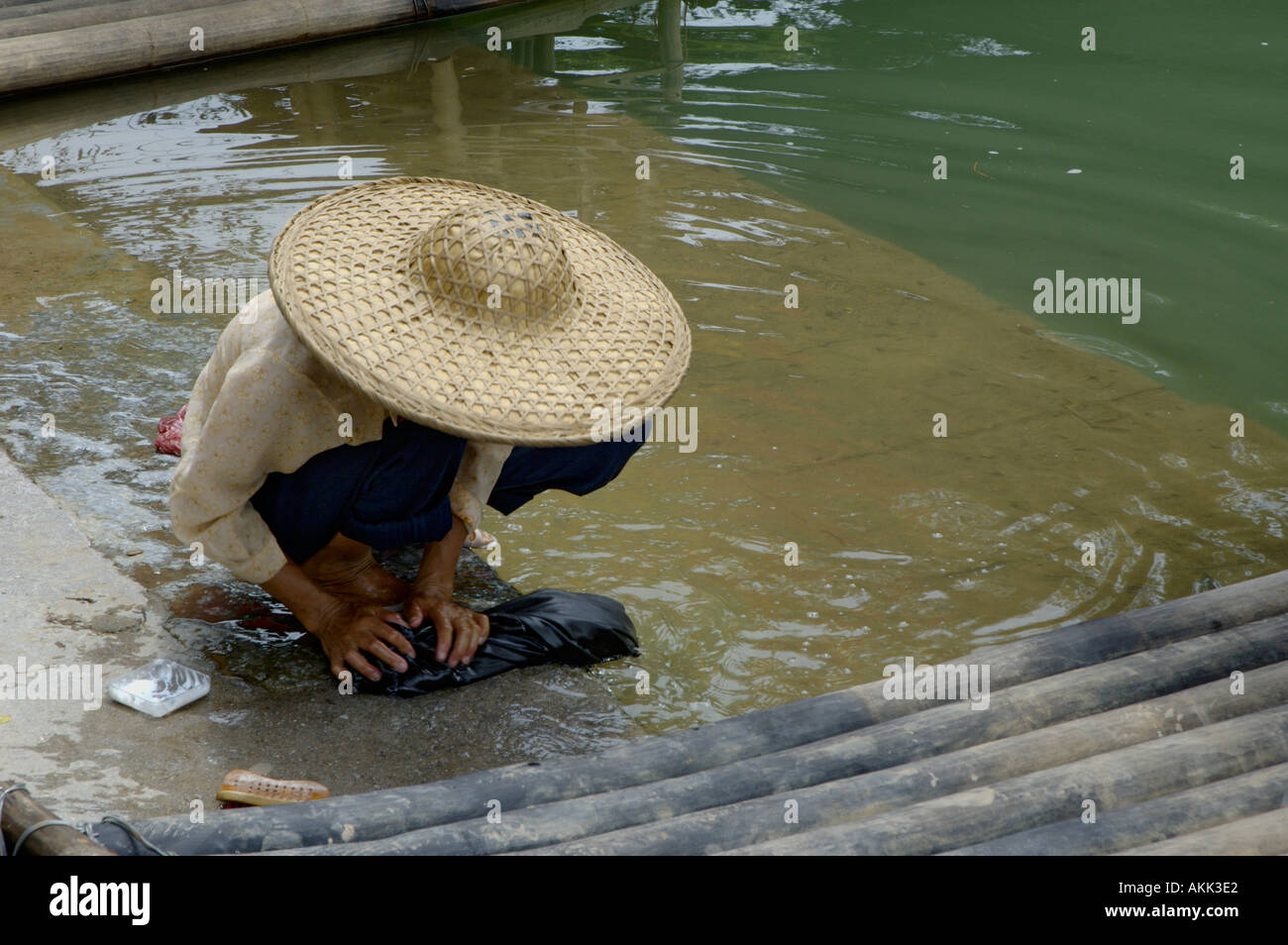 Women washing clothes hand river hi-res stock photography and images ...